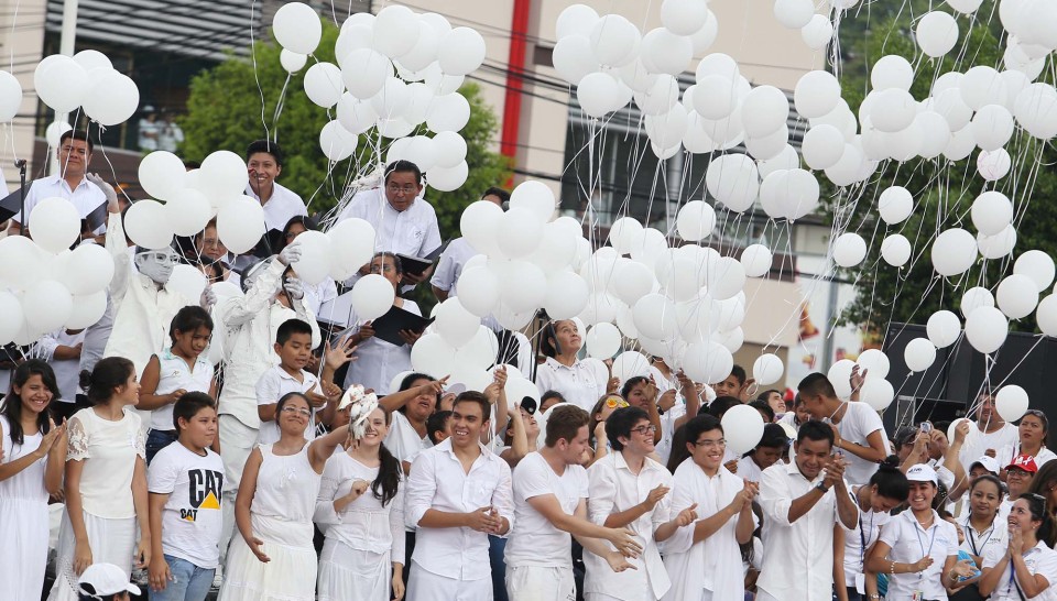 Jévenes Liberan Palomas En El Evento Por La Paz En La Plaza Salvador