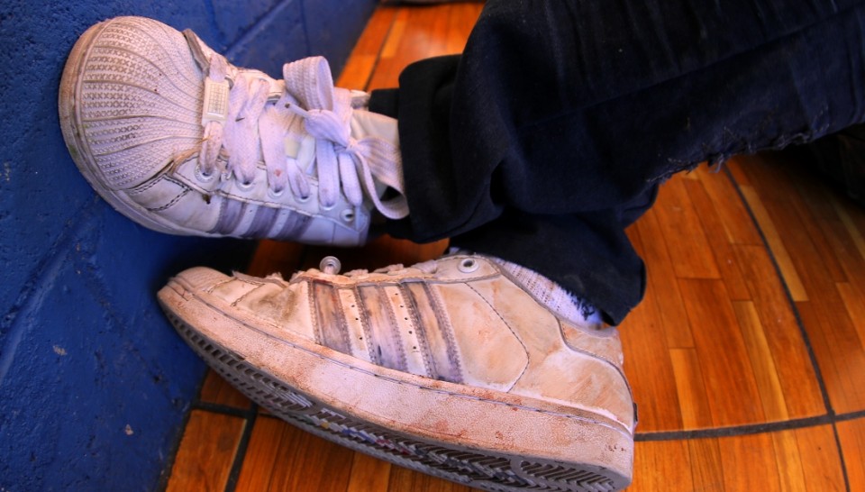 Zapatos de los homicidas, manchados de sangre de la víctima, Evidencia ...