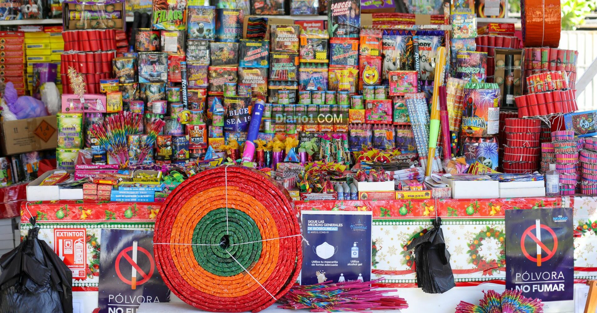 La venta de pólvora a la espera de clientes amantes de los fuegos ...