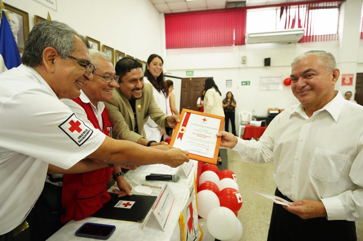 Donantes frecuentes de sangre son distinguidos por Cruz Roja ...