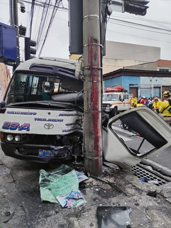 Choque entre microbús de la ruta 29-A y un vehículo deja cuatro heridos ...