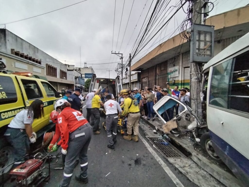 Choque entre microbús de la ruta 29-A y un vehículo deja cuatro heridos ...